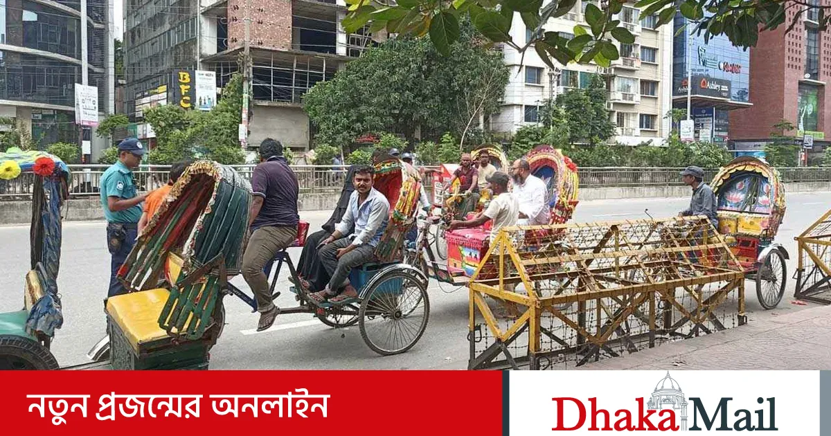 ব্যাটারিচালিত রিকশা রুখতে অসহায় ট্রাফিক পুলিশ!