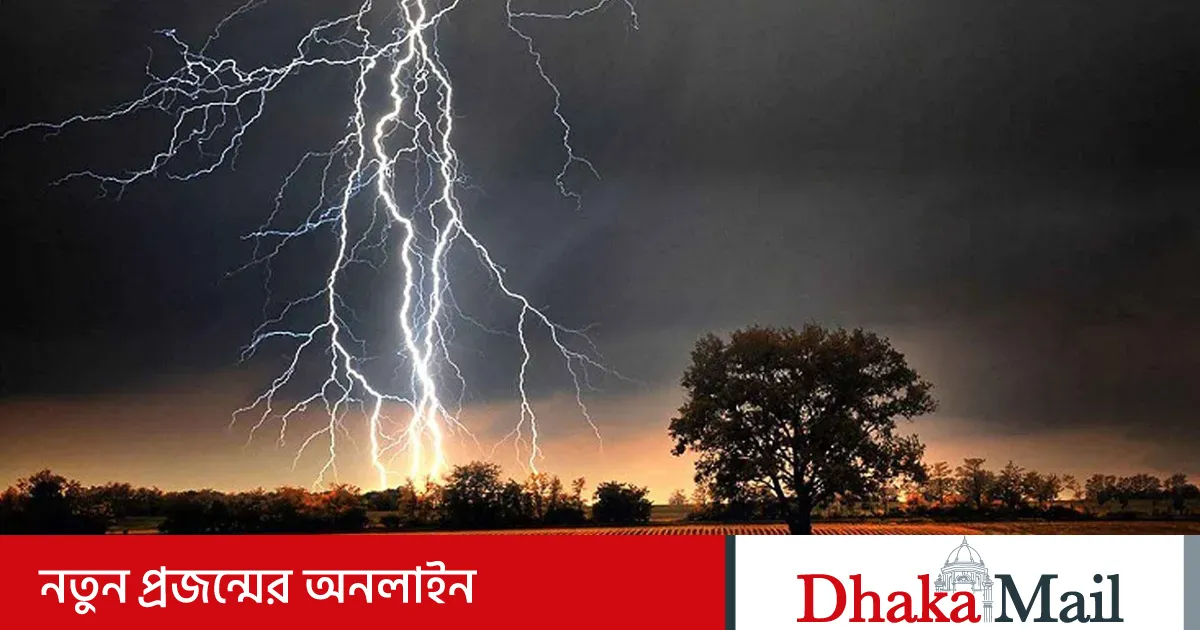 বজ্রপাতের সময় কোথায় থাকা উচিত, করণীয় কী?